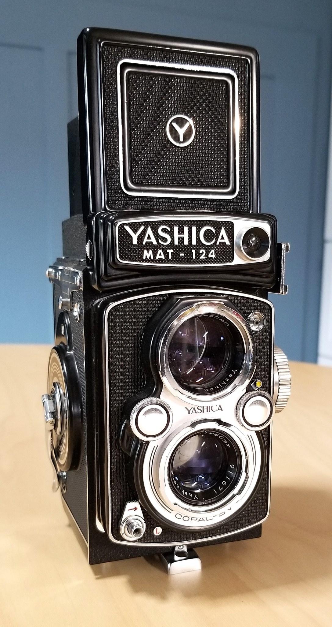 Yashica Mat-124: A classic 6×6 twin-lens reflex camera from the late ...