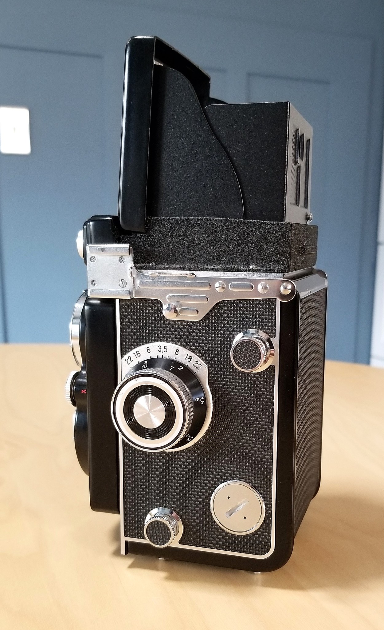 Yashica Mat-124: A classic 6×6 twin-lens reflex camera from the late ...